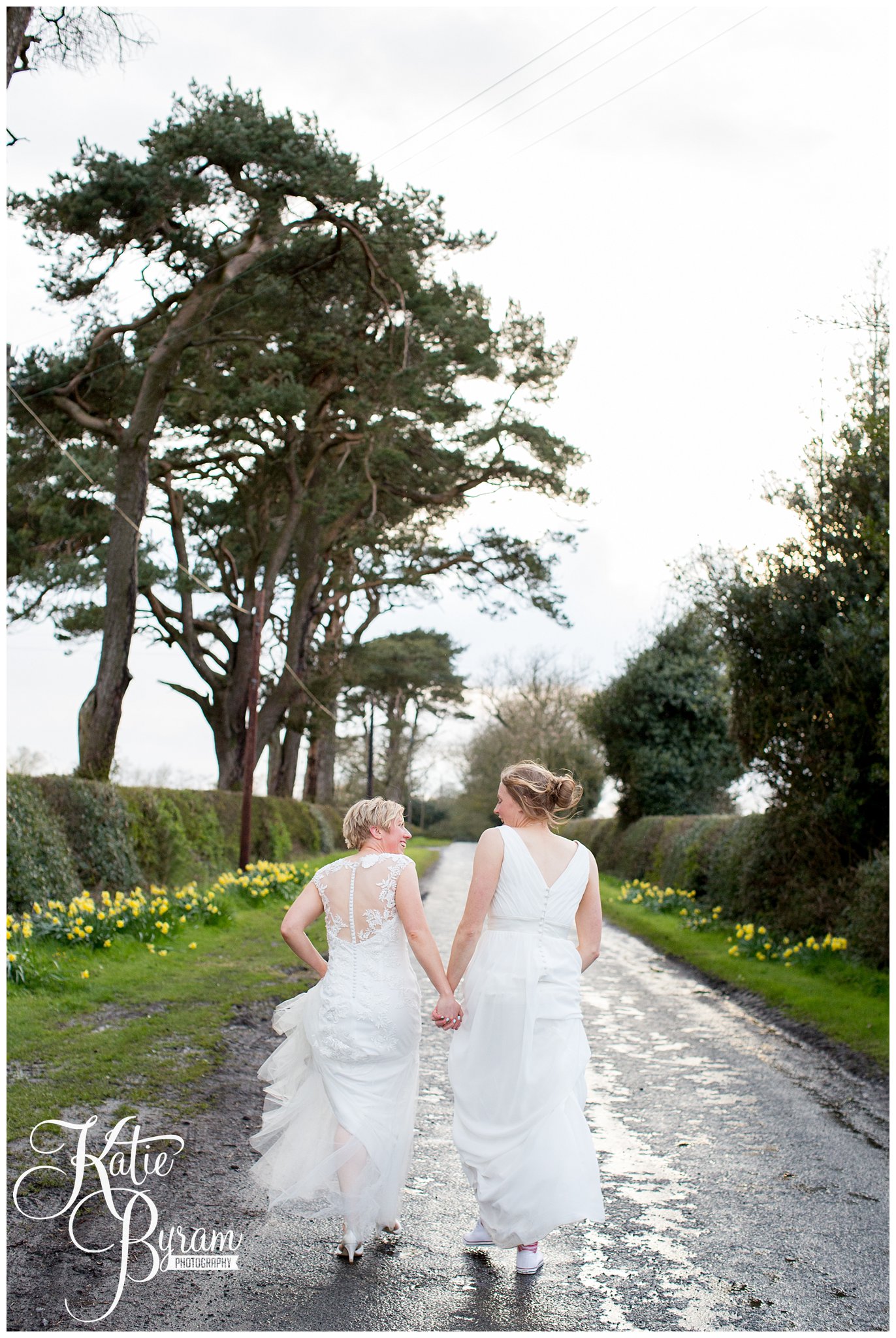 A farm, a first look & a flashmob! Jen & Jenni’s High House Farm ...
